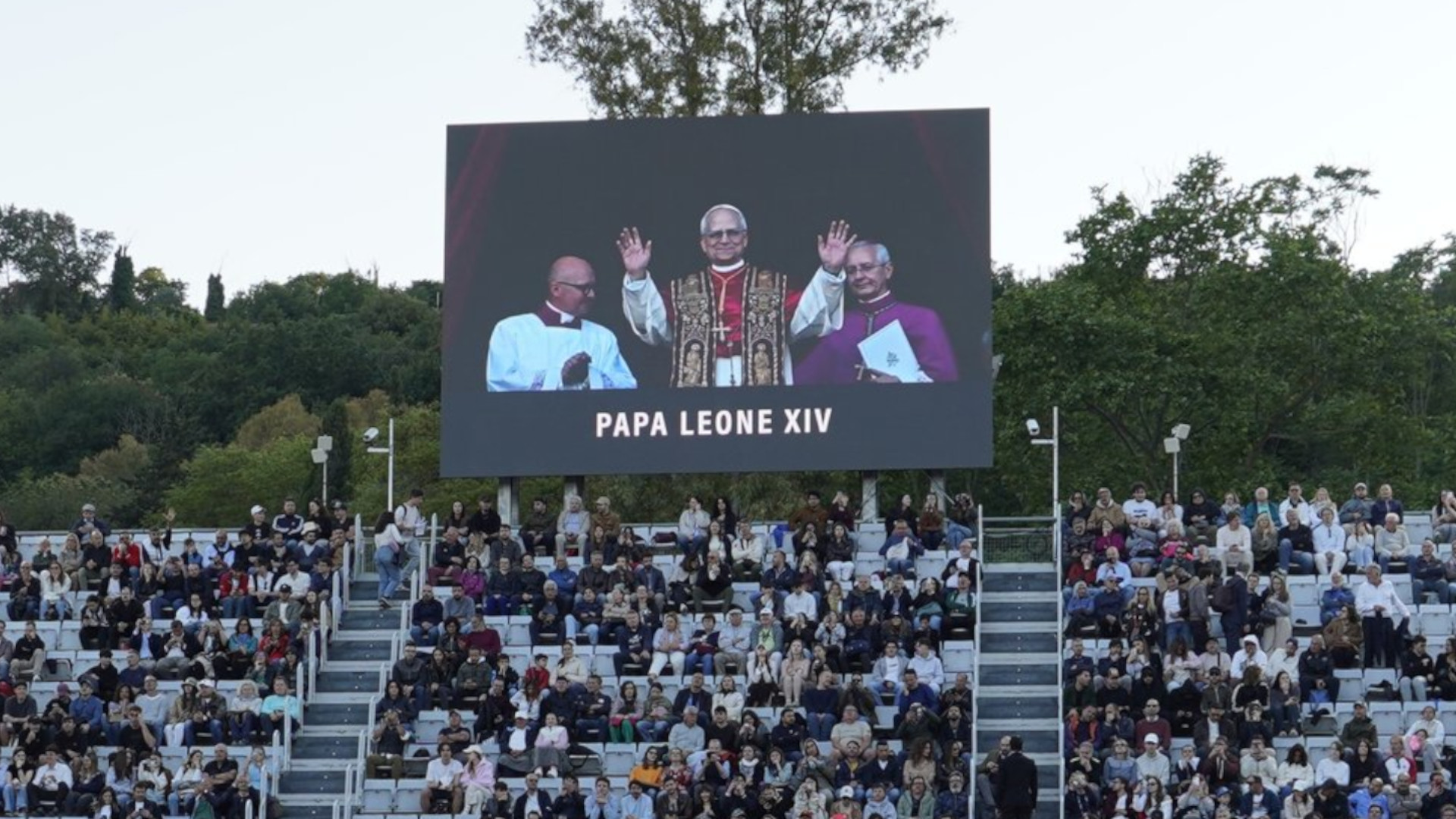 Øyeblikket da den nye paven Leo XIV ble kunngjort midt under en ...