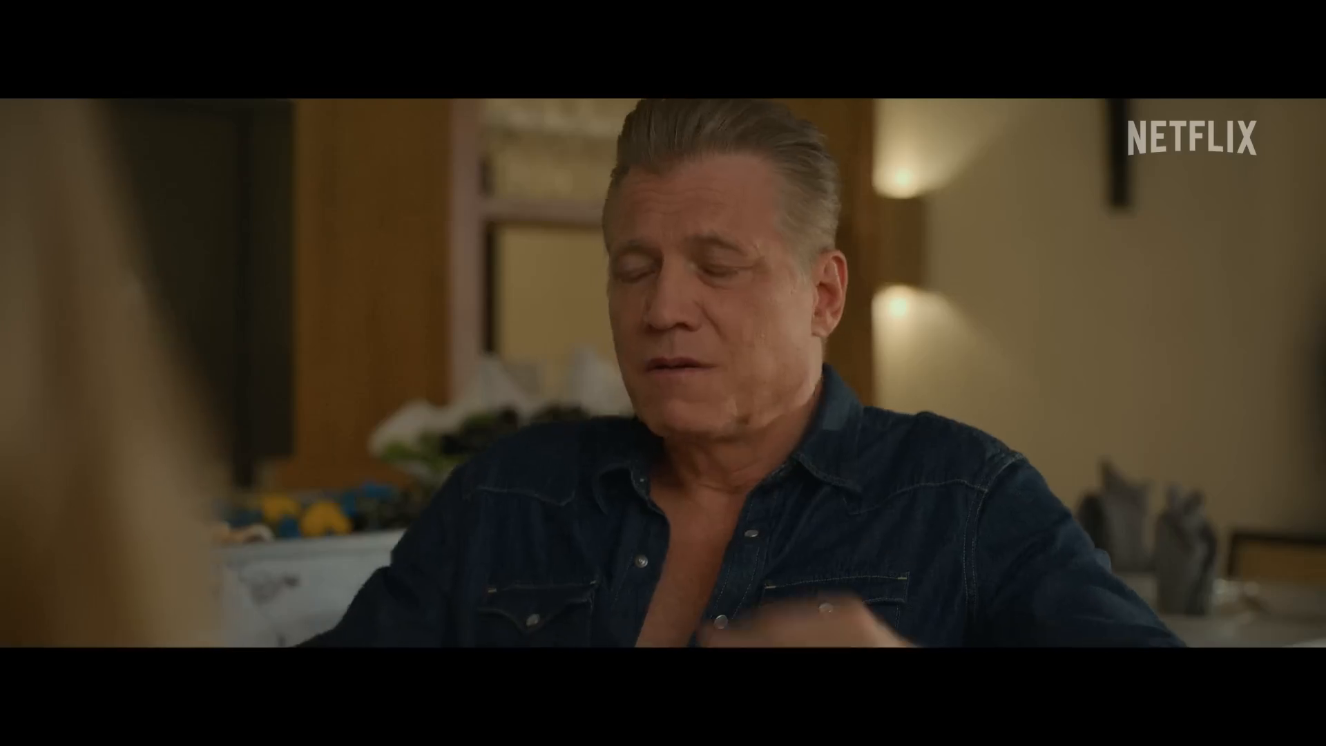 Topher Grace spiller en vennlig nabo narkobaron i Netflix' The Waterfront