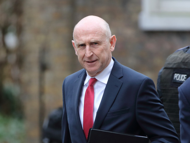 Storbritannias forsvarsminister trekker seg på grunn av manglende ...