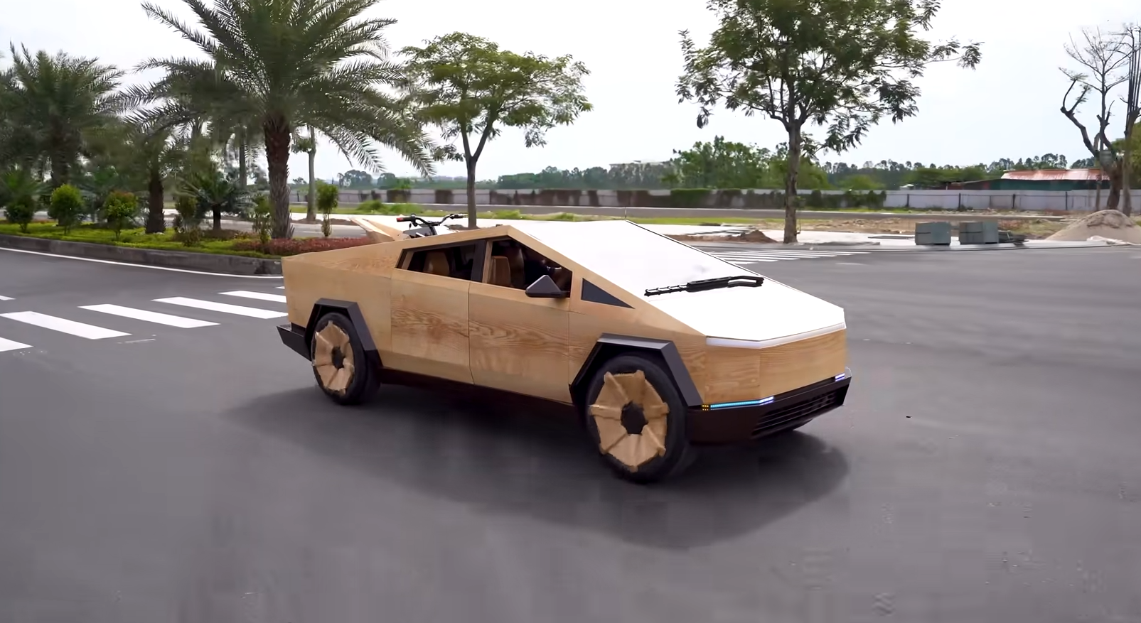 Noen har laget en cybertruck av tre. - - Gamereactor