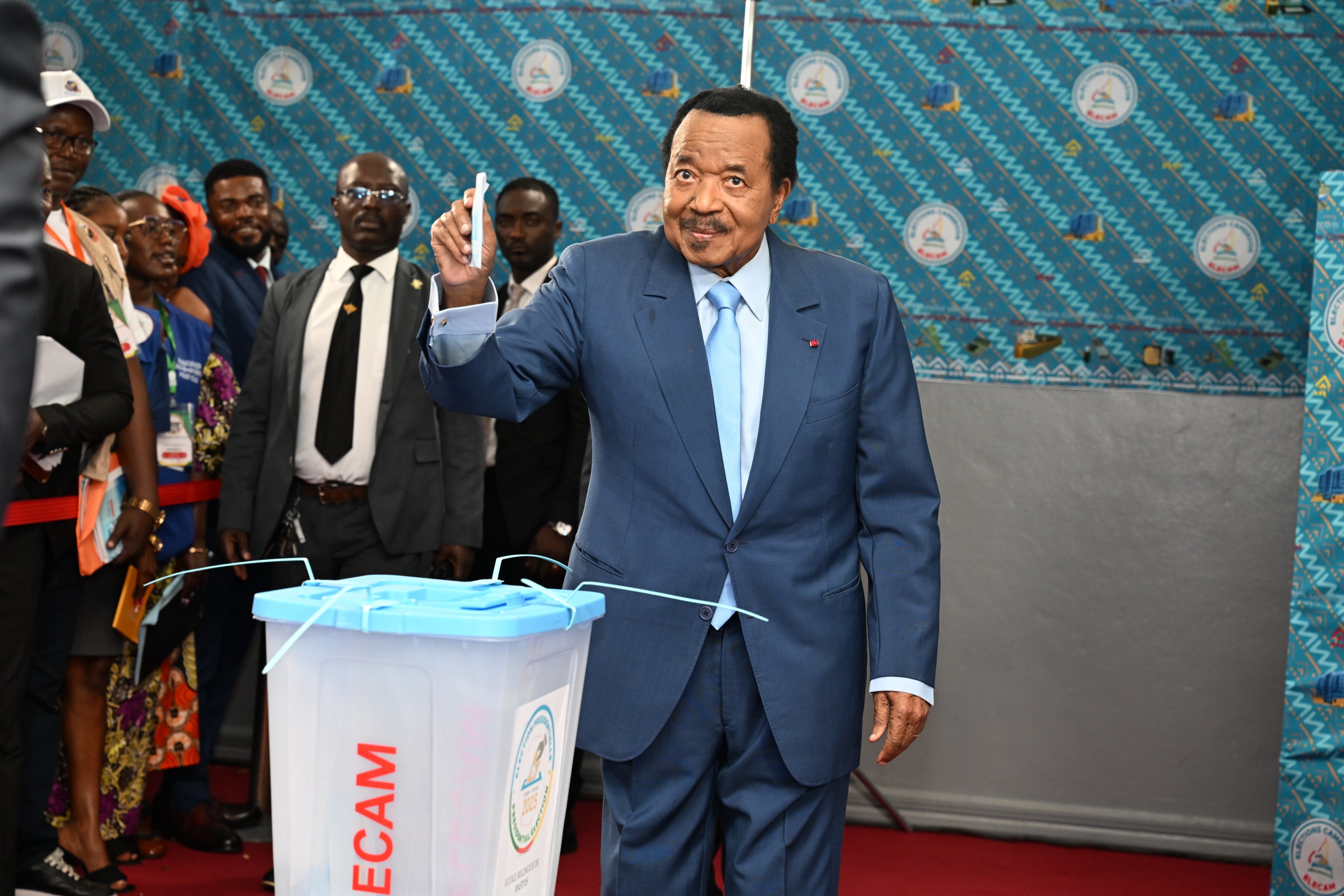 Verdens eldste president sikrer seg en ny periode i Kamerun-valget, men ...