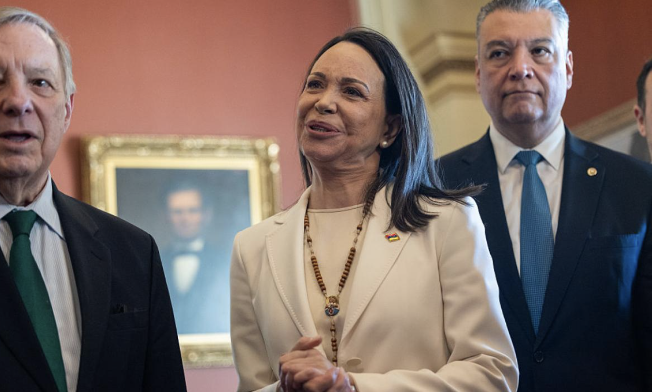 Machado sier hun overrakte Trump sin Nobels fredsprismedalje ...