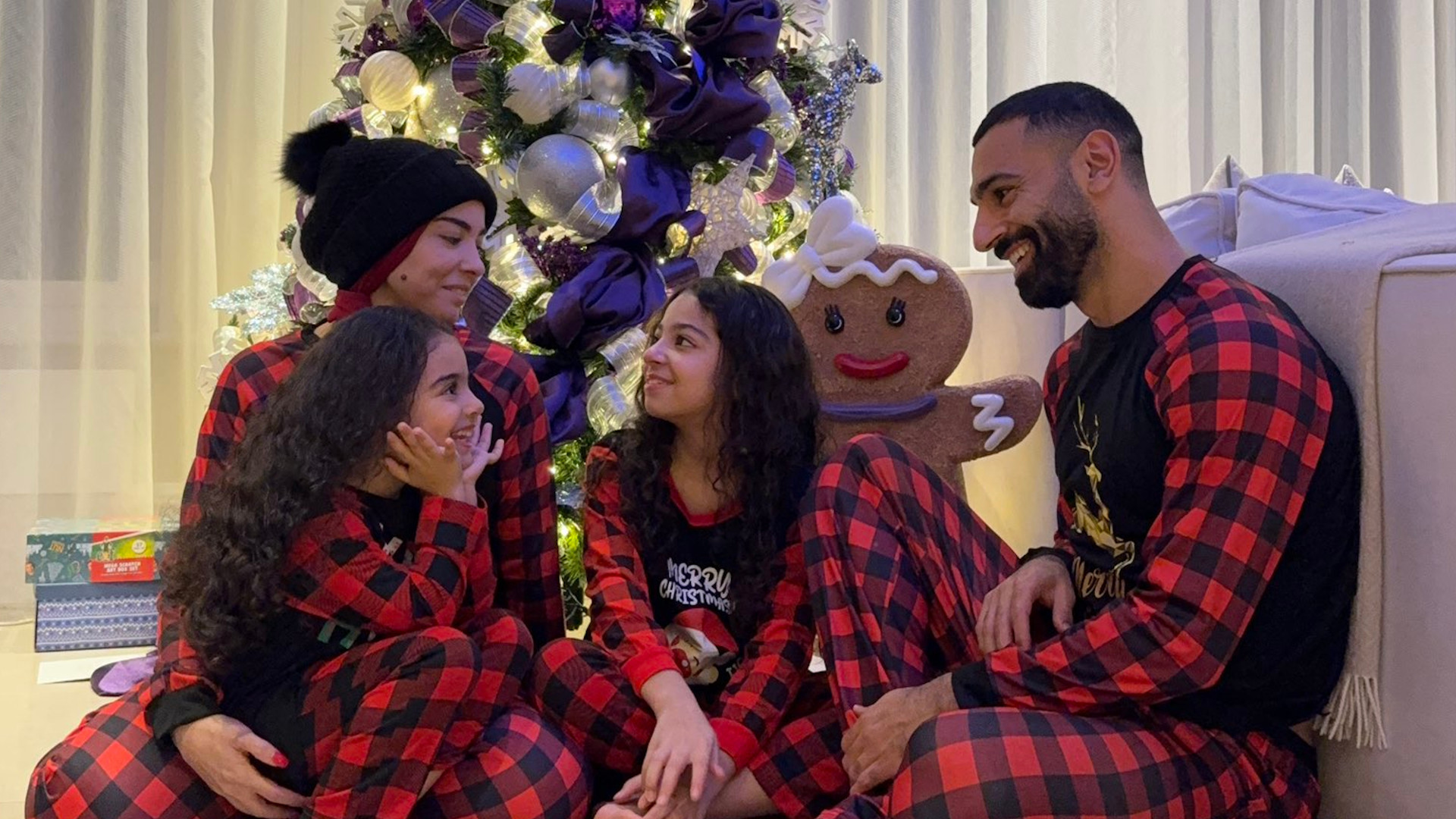 Mohamed Salah er igjen under kritikk for å ha lagt ut et julebilde med familien - - Gamereactor