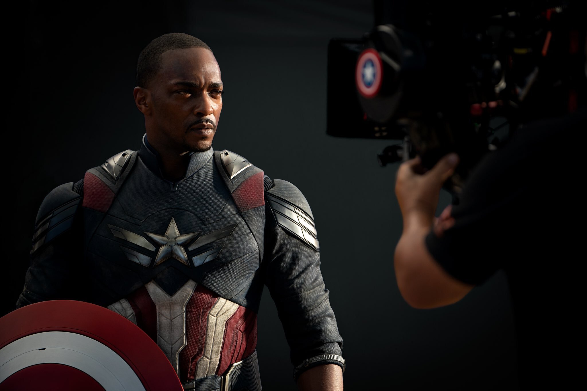 Anthony Mackie feirer uavhengighetsdagen med et nytt bilde av Captain ...