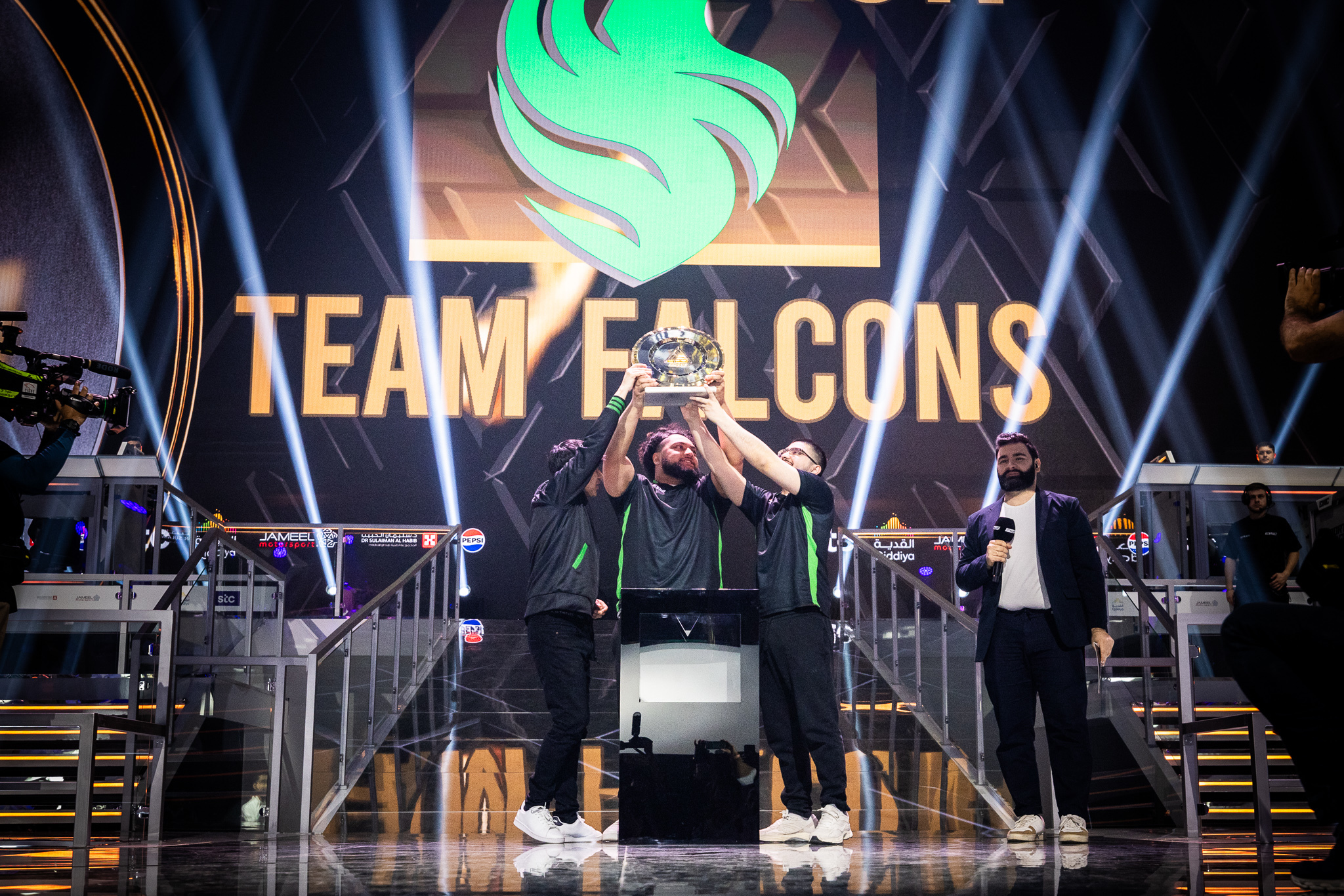 Team Falcons tar hjem sitt første Esports World Cup-trofé ved å vinne ...